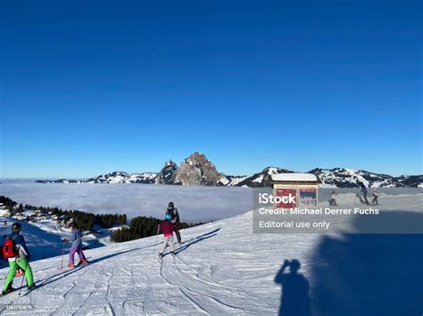 스위스 알프스의 스키 리조트에서 가족 스키를 즐기세요 가족에 대한 스톡 사진 및 기타 이미지 가족 겨울 겨울 스포츠 Istock