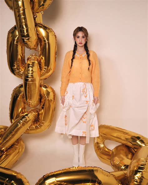 杨丞琳双麻花辫甜美灵动 金色毛衣造型少女感十足 搜狐大视野 搜狐新闻