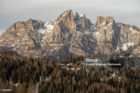 시베타 리조트 이탈리아의 겨울에 돌로미티 산맥의 탁 트인 전망 이탈리아 돌로미티의 스키 리조트 백운석의 스키 슬로프와 산의 항공