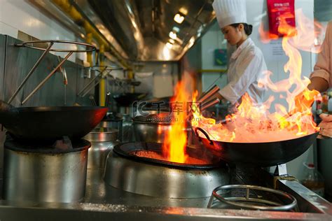 餐厅后厨大厨炒菜高清摄影大图 千库网