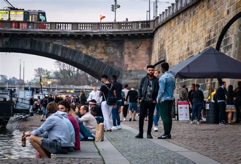 В тысяче мест в Праге включая набережные может быть введен запрет на употребление алкоголя в