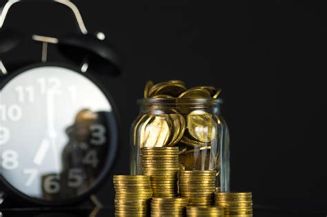 유리 항아리 병에 동전과 어두운 룸 비즈니스 금융 개념에 알람 시계와 함께 스택 동전 가득 찬에 대한 스톡 사진 및 기타 이미지 가득 찬 경영자 경제 Istock