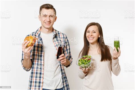 커플 남녀 녹색 해독 스무디 유리 그릇 햄버거 콜라 병에 샐러드와 함께 서 있는 흰색 배경에 고립 적절 한 영양 건강 한 라이프 스타일 패스트 푸드 선택 개념 건강관리와