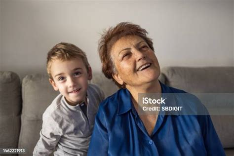 Potret Nenek Dan Cucu Kaukasia Yang Riang Foto Stok Unduh Gambar