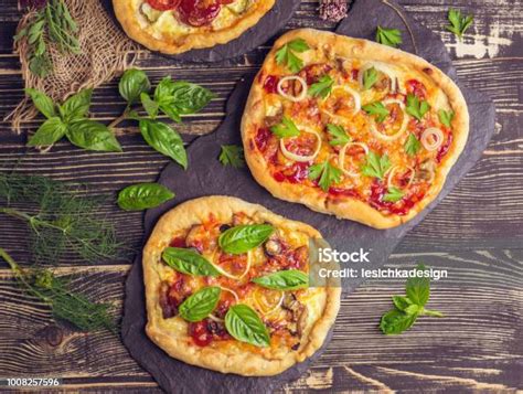 미국의 모 짜 렐 라 토마토 어두운 나무 테이블에 페퍼로니 피자 경관에 대한 스톡 사진 및 기타 이미지 경관 웃옷 피자 Istock