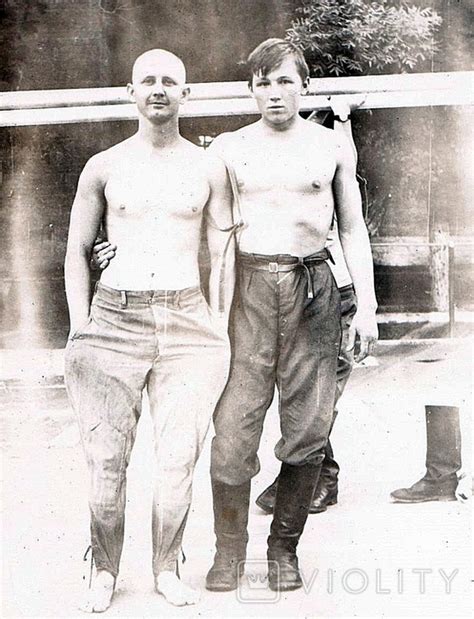 С Голым Торсом в Галифе «violity