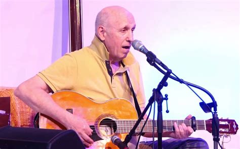 Baba Ram Das Singt Das Maha Mantra Yoga Vidya Blog Yoga Meditation