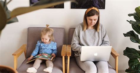 실내 가구 가족 거실 공부하다 관계 교육적인 기술 나무 팔 나뭇잎 노트북 독서 책 독서하는 독창성 디지털 딸 맨투맨 셔츠 머리띠 모녀