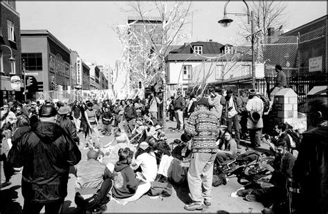 Foule Sur La Rue Saint Jean Le Monde En Images