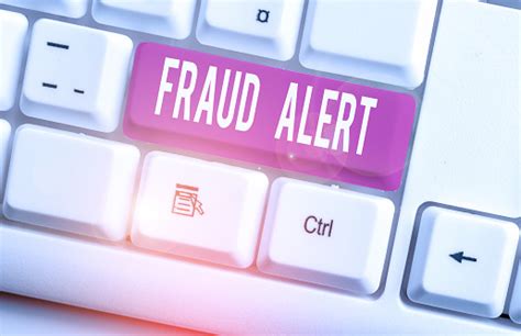 사기 경고를 보여주는 메모 작성 비즈니스 사진 전시 보안 경고 는 흰색 배경 위에 메모 종이와 도난 당한 신원 화이트 Pc