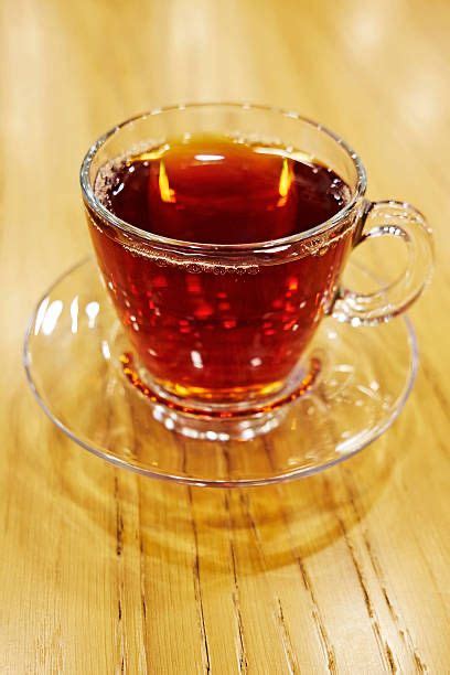 Стеклянная чашка с чаем на блюдце