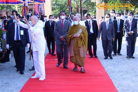 សម្ដេចក្រឡាហោម ស ខេង បានអញ្ជើញដង្ហែព្រះករុណាជាអម្ចាស់ជីវិតលើត្បូង