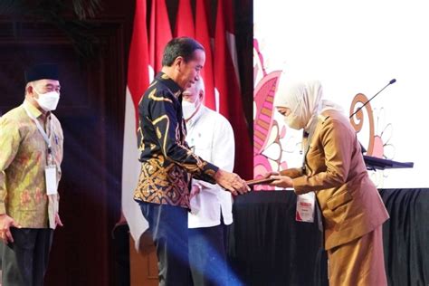 Governor Commits To Eradicating Extreme Poverty In East Java Antara News