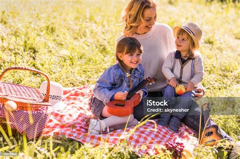 행복 한 어머니 자연에 소풍에 그녀의 작은 아이 들과 함께 즐기는 3 명에 대한 스톡 사진 및 기타 이미지 3 명 가족 건강한 생활방식 Istock