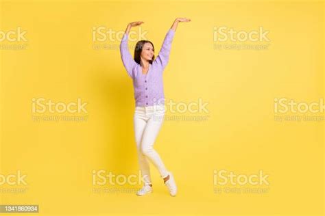 밝은 노란색 색상 배경에 고립 된 장난 을 즐기는 재미가 있는 꽤 쾌활한 소녀 춤의 전체 길이 의 몸 크기 보기 갈색 머리에 대한 스톡 사진 및 기타 이미지 Istock