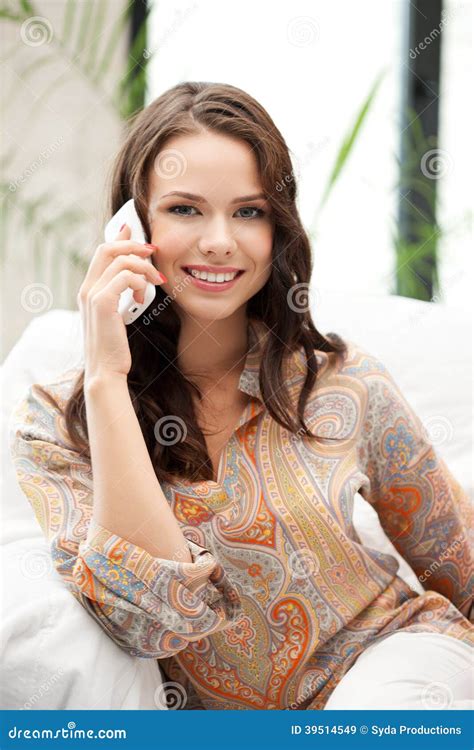 Mujer Feliz Con El Teléfono Celular Imagen De Archivo Imagen De