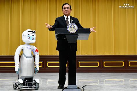 หุ่นยนต์ Ai วัดไข้ ร่วมแถลงข่าวกับนายกฯ The Standard