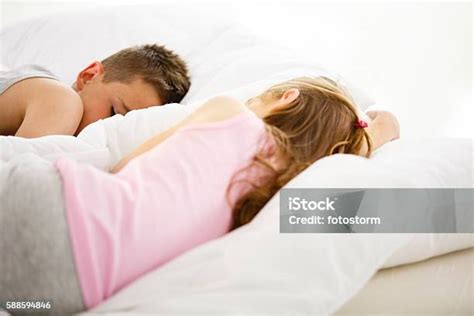 Kakak Dan Adik Tidur Bersama Foto Stok Unduh Gambar Sekarang 10 11