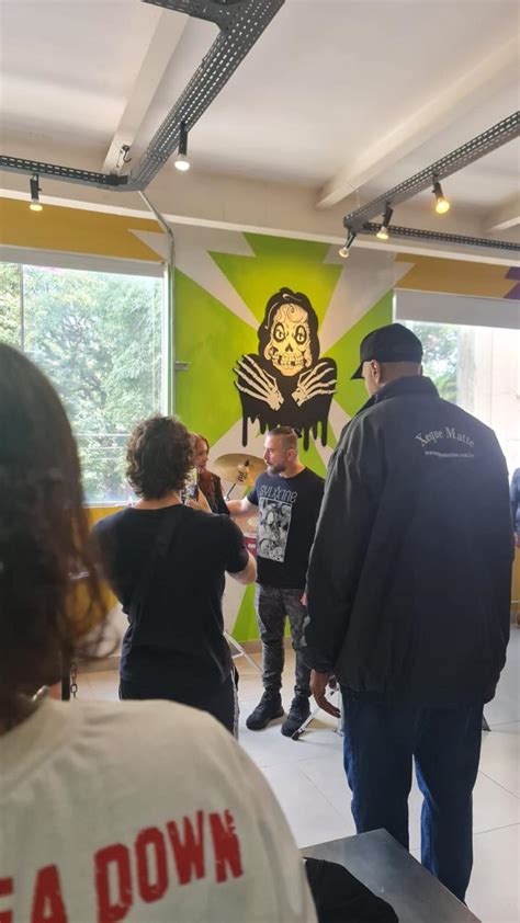 John Dolmayan Recebe Fãs Em Evento Exclusivo Na Loja Monstra Em Sp