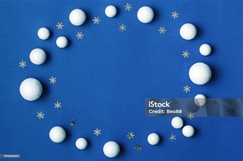 흰색과 은색 장식 플랫 복사 공간고 고전적인 파란색 배경에 누워 세련된 흰색과 은색 장식품 상단보기와 색상 클래식 블루 크리스마스 배경 0명에 대한 스톡 사진 및 기타