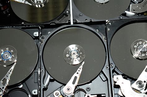 분해 된 컴퓨터 하드 디스크 드라이브 저장 메모리 플래터 스핀들 액추에이터 및 읽기 쓰기 헤드 기계축에 대한 스톡 사진 및 기타 이미지 Istock