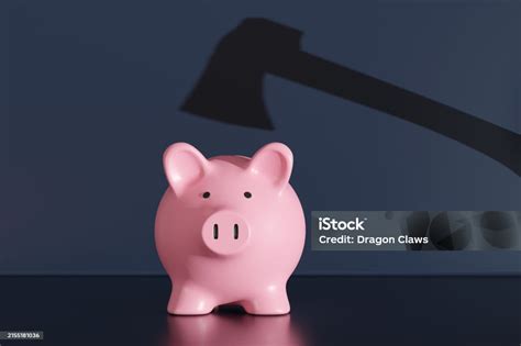 진한 파란색 배경에 분홍색 돼지 저금통 위의 도끼 그림자 금융 위기 파산 및 경기 침체의 개념에 대한 그림 부서짐에 대한 스톡