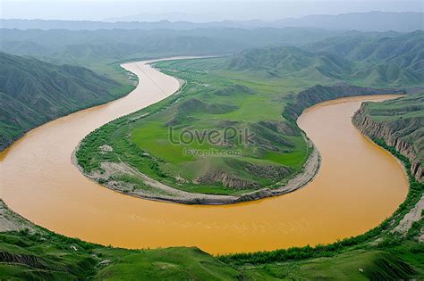강은 계곡을 둘러싸고 있습니다