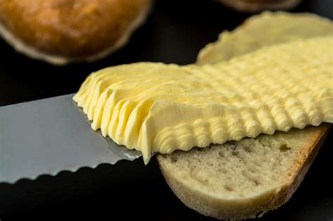 아름 다운 얼룩으로 버터와 빵 확대해 어두운 배경에 조각 칼 갈색에 대한 스톡 사진 및 기타 이미지 갈색 검은색 노랑 Istock