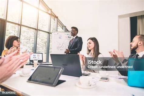 사무실에서 팀으로 일하는 비즈니스 사람들 사업가의 그룹과 잘 생긴 아프리카 사업가 개발에 대한 스톡 사진 및 기타 이미지