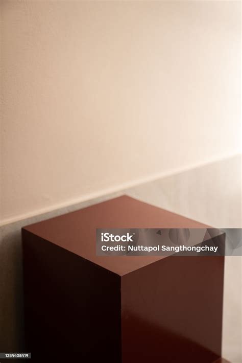 그림자 빨간색 사각형 스탠드 개념노란색 배경에 빈 빨간색 연단 표시 빈 제품 선반 서 배경 0명에 대한 스톡 사진 및 기타 이미지 Istock