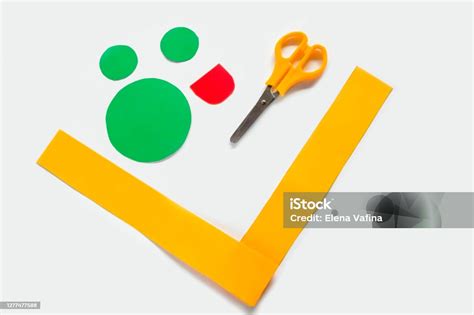 Diy와 어린이의 창의성의 개념 단계별 지시 종이에서 아플리크 개구리를 만드는 방법 수제 공예를 위한 1단계 준비 용지 및 도구 Diy에 대한 스톡 사진 및 기타 이미지