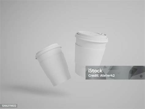 흰색 배경에 종이와 플라스틱 커피 컵 뚜껑이 있는 커피 컵 2개 커피 컵 목업 3d 흥미로운 카메라 보기 구성 플라잉 커피 컵 0명에 대한 스톡 사진 및 기타 이미지