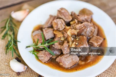 소스와 향신료 마늘고기 쇠고기 큐브 로스트 바베큐 쇠고기 컷과 화이트 플레이트에 요리 음식 스테이크에 대한 스톡 사진 및 기타 이미지 Istock