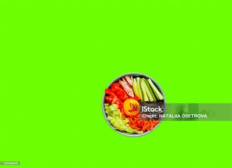 한국 요리의 전통 요리 Ufo 녹색 배경에 쇠고기 야채와 계란과 비빔밥 0명에 대한 스톡 사진 및 기타 이미지 0명 건강한 식생활 계란 노른자 Istock