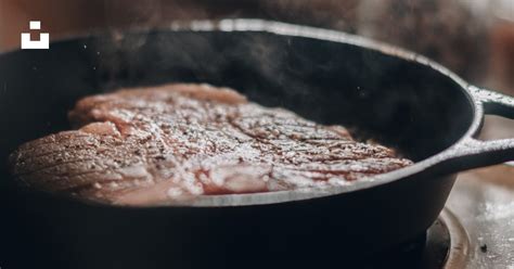 음식을 조리하는 프라이팬 사진 Unsplash의 무료 미의 이미지