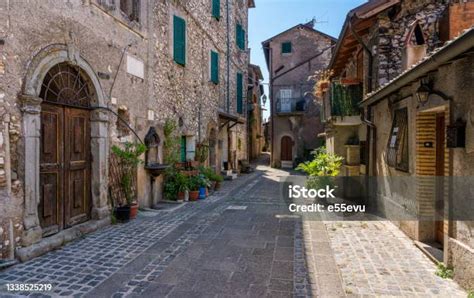 이탈리아 중부 로마 지방의 고대 마을 올레바노 로마노의 경치 로마 이탈리아에 대한 스톡 사진 및 기타 이미지 로마 이탈리아 구도시 0명 Istock
