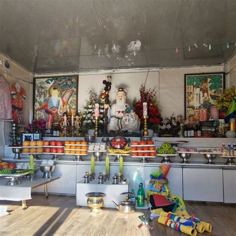 대변용왕당 이른아침부터 대변용왕당 산신각에서 수양자 올립니다 멀리 경기도 안산에서 의뢰 하셨어요 2년전 전화상담으로 상담하셨고 장녀의 수능때문에 상담하다가 재수하고