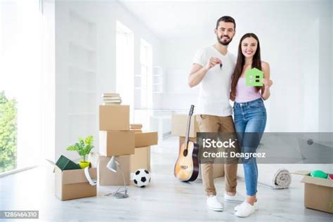 전체 길이의 몸 크기 보기 그의 그녀 그녀의 좋은 매력적인 쾌활 한 부부 포옹 에 들고 손 키 집 그림 구매 보험 투자 은행 에