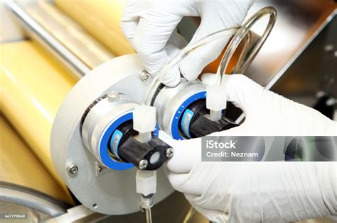 젤라틴 캡슐의 기계 제조 기계 사람의 유효성 검사 정제캡슐 생산 건강관리와 의술에 대한 스톡 사진 및 기타 이미지 건강관리와 의술 검증 공장 산업 건물 Istock