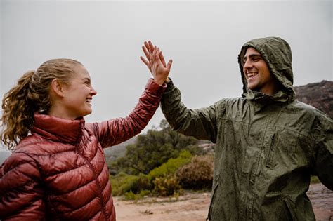 비오는 날씨에 산에서 장거리 트레일을 달리는 후 성공적인 젊은 적합 부부 하이파이브 하이 파이브에 대한 스톡 사진 및 기타 이미지 하이 파이브 남자 야외 Istock