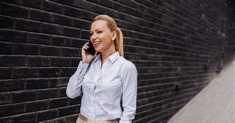 매력적인 미소 짓는 유행 여자는 야외에서 걷고 전화로 이야기합니다 사진 Unsplash의 세르비아 이미지