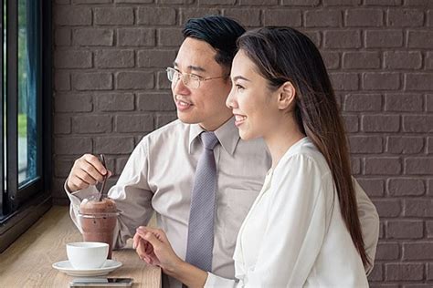 사람들이 모인 카페의 카푸치노 커피 이미지 고화질 사진 사진 음식 배경 일러스트 및 사진 무료 다운로드 Pngtree