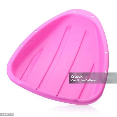 흰색 배경에 고립 된 어린이 플라스틱 핑크 썰매 겨울에는 내리막 길에서 스키를 타기위한 썰매 어린이 장난감 슬라이드 보드 0명에 대한 스톡 사진 및 기타 이미지 Istock