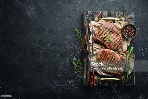 검은 돌 테이블에 구운 쇠고기 스테이크 중간 희귀 평면도 텍스트를 위한 여유 공간 0명에 대한 스톡 사진 및 기타 이미지 0명 고기 구이 Istock