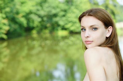 Ritratto Di Giovane Signora Immagine Stock Immagine Di Eccitare Giusto