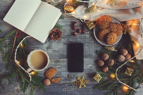 아늑한 크리스마스와 겨울 장식 수 제 쿠키 커피 견과류 주간 플래너와 새 해와 설정의 최고 볼 수 있습니다 주말에 집에서 베이킹 0명에 대한 스톡 사진 및 기타 이미지