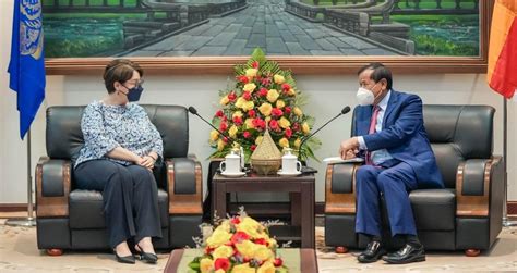 លោកជំទាវ ក៏ពេញចិត្តជាខ្លាំងចំពោះ ភាពរួសរាយរាក់ទាក់ របស់ប្រជាជនកម្ពុជា គឺដូចការផ្សព្វផ្សាយនៅ