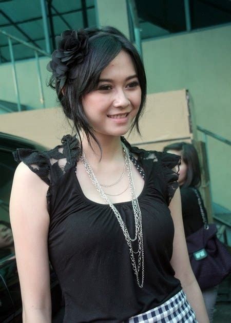 Hot Gossip Aura Kasih Ariel Peterpan Began Circulating On The Internet Fhoto Video Artis