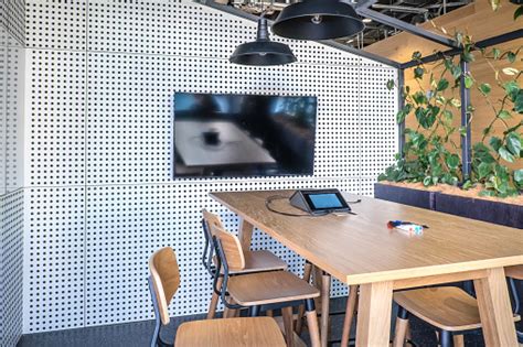 빈 사무실 전화 회의 장비 텔레비전 컴퓨터 화면 및 식물을 가진 회의실 이사회실에 대한 스톡 사진 및 기타 이미지 이사회실