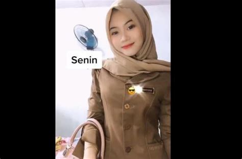 Guru Cantik Ini Pamer Outfit, Netizen: Auto Nggak Bolos Sekolah!